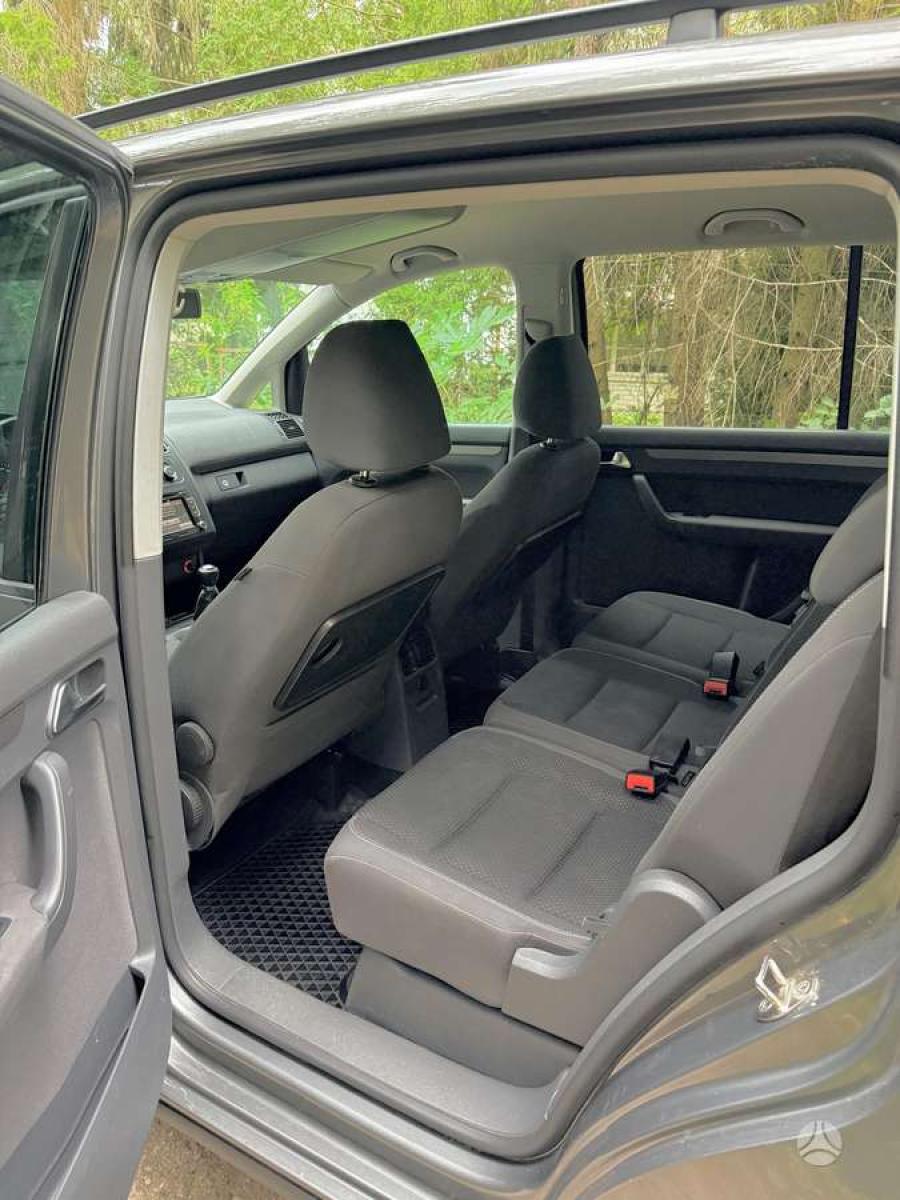 Pelēks Volkswagen Touran 2011 Kauņa, ar dzinēja tilpumu 1.60 L un nobraukumu 304 tūkst. km par 5000 €, foto 12 vietnē AUTOMOTO.COM.LV