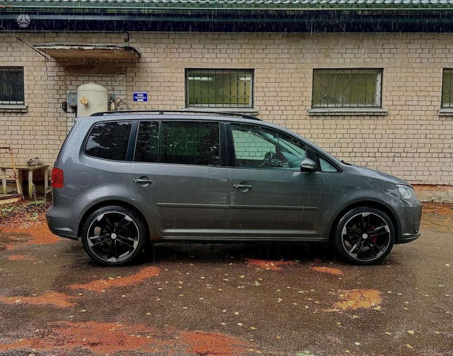 Pelēks Volkswagen Touran 2011 Kauņa, ar dzinēja tilpumu 1.60 L un nobraukumu 304 tūkst. km par 5000 €, foto 22 vietnē AUTOMOTO.COM.LV