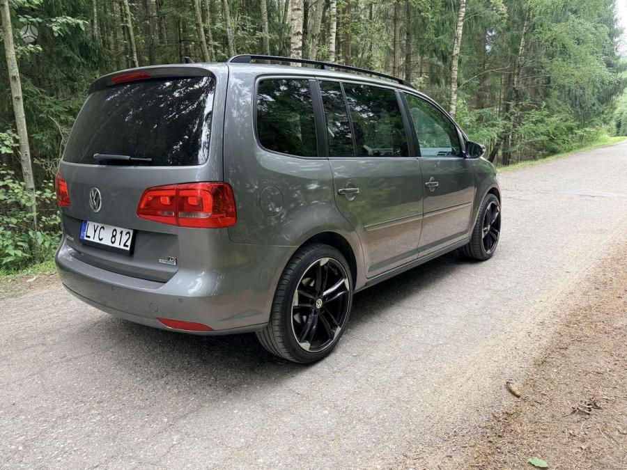 Pelēks Volkswagen Touran 2011 Kauņa, ar dzinēja tilpumu 1.60 L un nobraukumu 304 tūkst. km par 5000 €, foto 27 vietnē AUTOMOTO.COM.LV