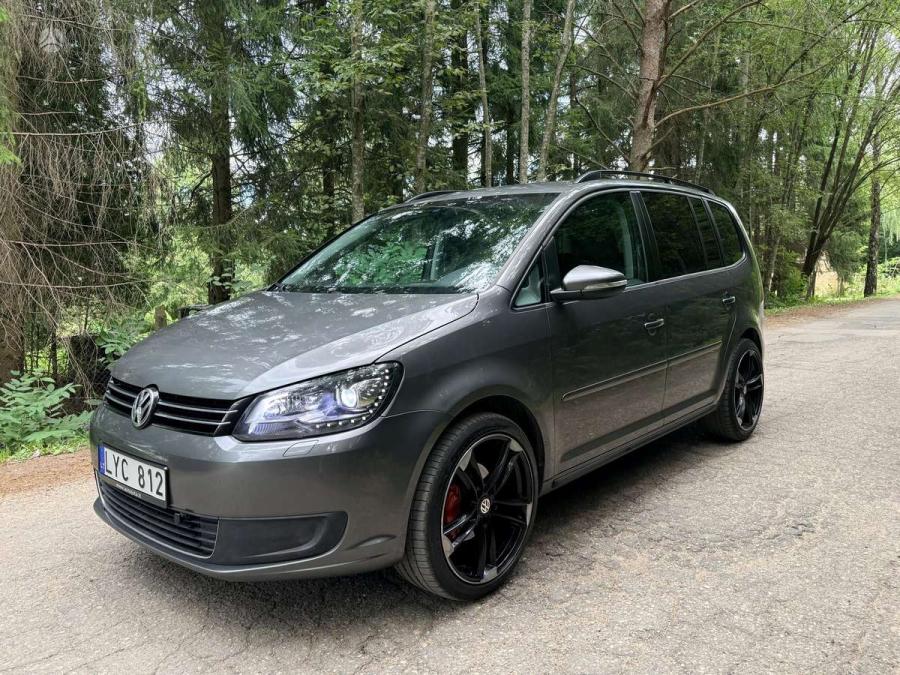 Pelēks Volkswagen Touran 2011 Kauņa, ar dzinēja tilpumu 1.60 L un nobraukumu 304 tūkst. km par 5000 €, foto 30 vietnē AUTOMOTO.COM.LV