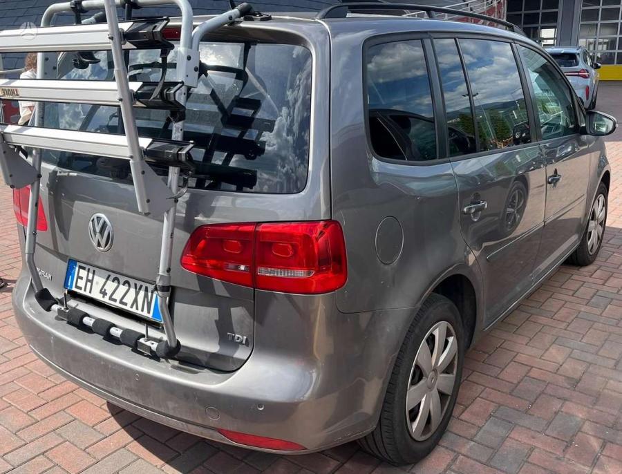 Pelēks Volkswagen Touran 2011 Kauņa, ar dzinēja tilpumu 1.60 L un nobraukumu 300 tūkst. km par 4750 €, foto 5 vietnē AUTOMOTO.COM.LV