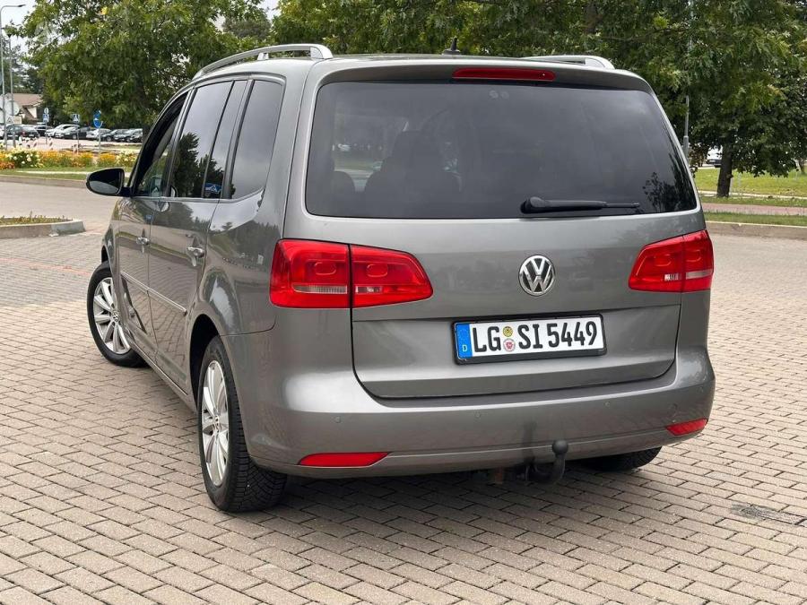 Pelēks Volkswagen Touran 2011 Jonava, ar dzinēja tilpumu 1.97 L un nobraukumu 299 tūkst. km par 5999 €, foto 10 vietnē AUTOMOTO.COM.LV