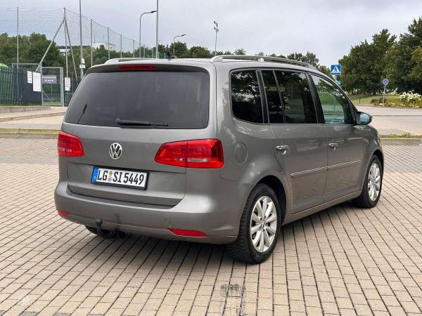 Grey Volkswagen Touran 2011 in Jonava, with an engine capacity of 1.97 L and mileage of 299 thousand km for 5999 €, photo 11 on AUTOMOTO.COM.LV