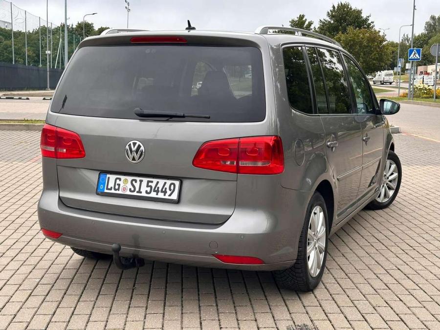 Pelēks Volkswagen Touran 2011 Jonava, ar dzinēja tilpumu 1.97 L un nobraukumu 299 tūkst. km par 5999 €, foto 12 vietnē AUTOMOTO.COM.LV
