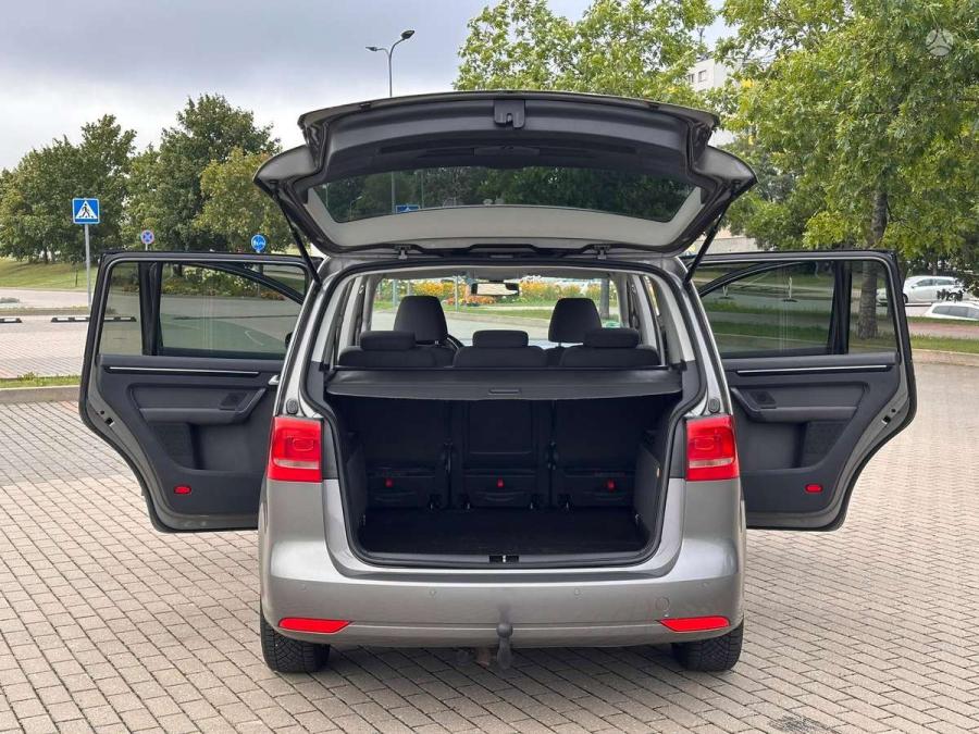 Pelēks Volkswagen Touran 2011 Jonava, ar dzinēja tilpumu 1.97 L un nobraukumu 299 tūkst. km par 5999 €, foto 14 vietnē AUTOMOTO.COM.LV