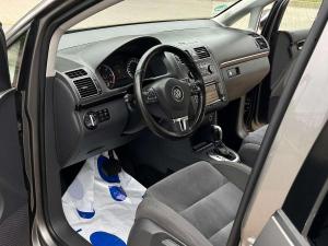 Pelēks Volkswagen Touran 2011 Jonava, ar dzinēja tilpumu 1.97 L un nobraukumu 299 tūkst. km par 5999 €, foto 15 vietnē AUTOMOTO.COM.LV