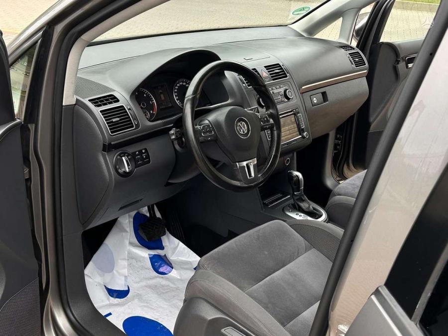 Pelēks Volkswagen Touran 2011 Jonava, ar dzinēja tilpumu 1.97 L un nobraukumu 299 tūkst. km par 5999 €, foto 15 vietnē AUTOMOTO.COM.LV