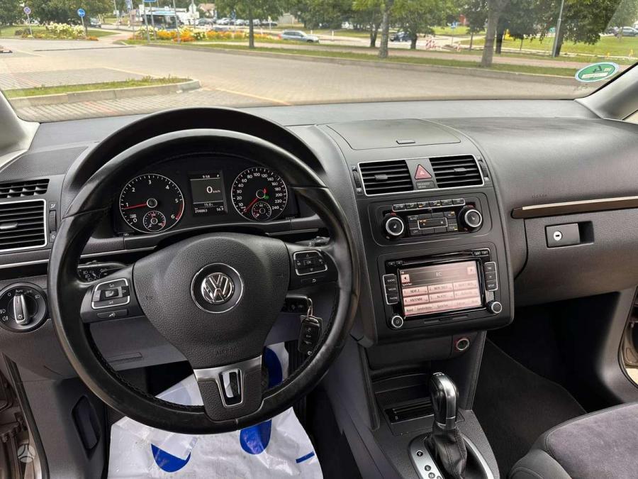 Pelēks Volkswagen Touran 2011 Jonava, ar dzinēja tilpumu 1.97 L un nobraukumu 299 tūkst. km par 5999 €, foto 18 vietnē AUTOMOTO.COM.LV