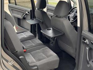 Pelēks Volkswagen Touran 2011 Jonava, ar dzinēja tilpumu 1.97 L un nobraukumu 299 tūkst. km par 5999 €, foto 22 vietnē AUTOMOTO.COM.LV