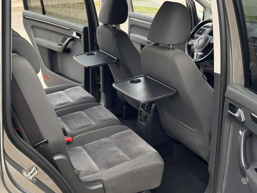 Pelēks Volkswagen Touran 2011 Jonava, ar dzinēja tilpumu 1.97 L un nobraukumu 299 tūkst. km par 5999 €, foto 22 vietnē AUTOMOTO.COM.LV