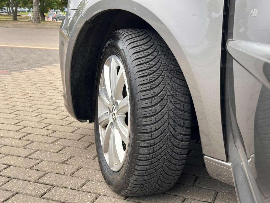 Pelēks Volkswagen Touran 2011 Jonava, ar dzinēja tilpumu 1.97 L un nobraukumu 299 tūkst. km par 5999 €, foto 24 vietnē AUTOMOTO.COM.LV