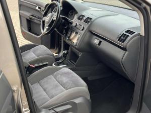 Pelēks Volkswagen Touran 2011 Jonava, ar dzinēja tilpumu 1.97 L un nobraukumu 299 tūkst. km par 5999 €, foto 25 vietnē AUTOMOTO.COM.LV