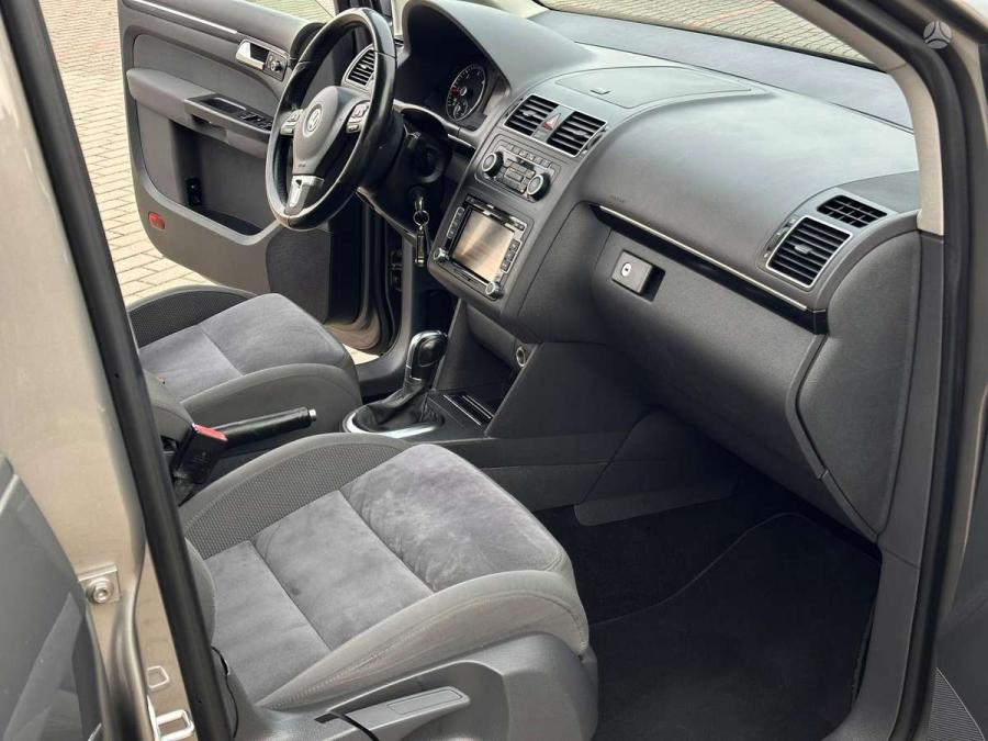 Pelēks Volkswagen Touran 2011 Jonava, ar dzinēja tilpumu 1.97 L un nobraukumu 299 tūkst. km par 5999 €, foto 25 vietnē AUTOMOTO.COM.LV