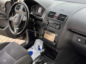 Pelēks Volkswagen Touran 2011 Jonava, ar dzinēja tilpumu 1.97 L un nobraukumu 299 tūkst. km par 5999 €, foto 26 vietnē AUTOMOTO.COM.LV