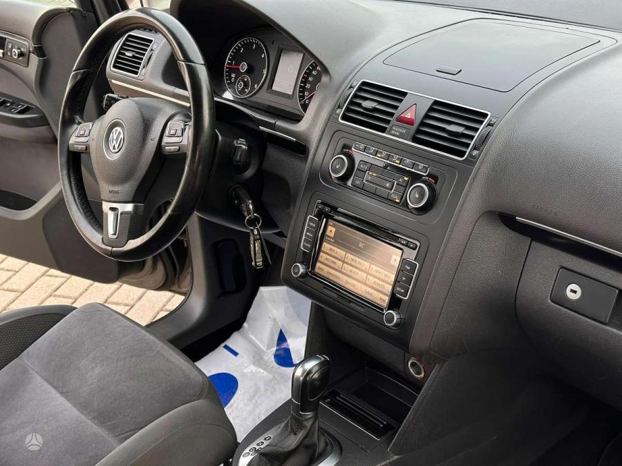 Pelēks Volkswagen Touran 2011 Jonava, ar dzinēja tilpumu 1.97 L un nobraukumu 299 tūkst. km par 5999 €, foto 26 vietnē AUTOMOTO.COM.LV