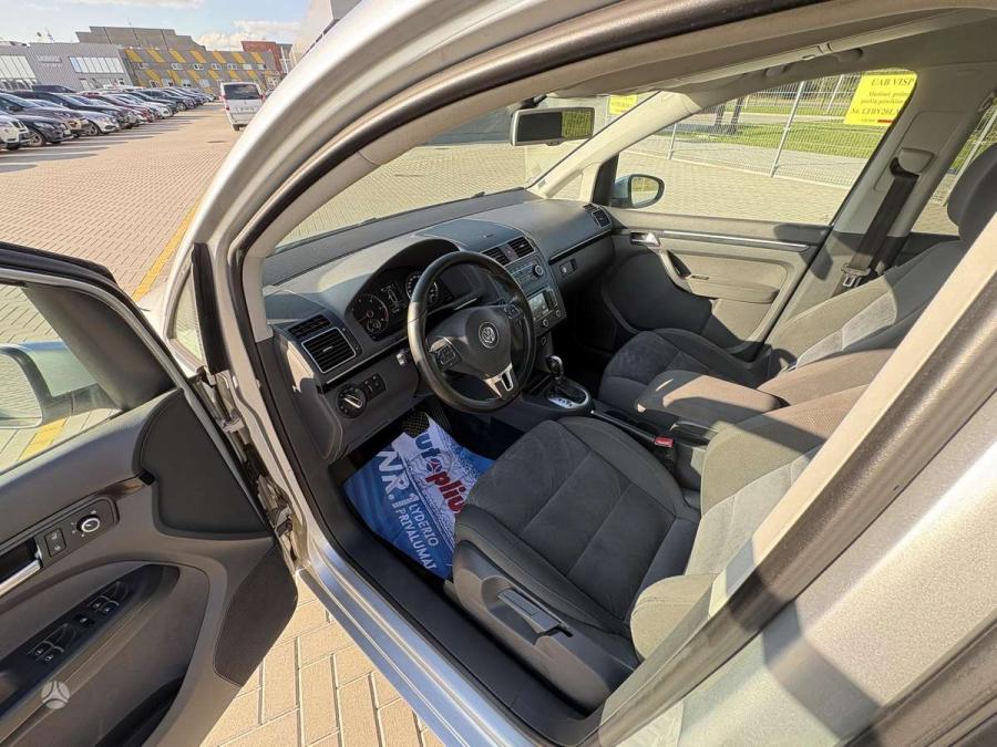 Pelēks Volkswagen Touran 2011 Tauragė, ar dzinēja tilpumu 1.97 L un nobraukumu 293 tūkst. km par 4950 €, foto 11 vietnē AUTOMOTO.COM.LV