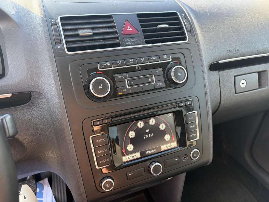 Pelēks Volkswagen Touran 2011 Tauragė, ar dzinēja tilpumu 1.97 L un nobraukumu 293 tūkst. km par 4950 €, foto 18 vietnē AUTOMOTO.COM.LV
