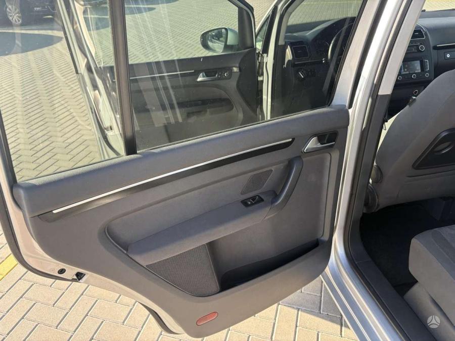 Pelēks Volkswagen Touran 2011 Tauragė, ar dzinēja tilpumu 1.97 L un nobraukumu 293 tūkst. km par 4950 €, foto 20 vietnē AUTOMOTO.COM.LV