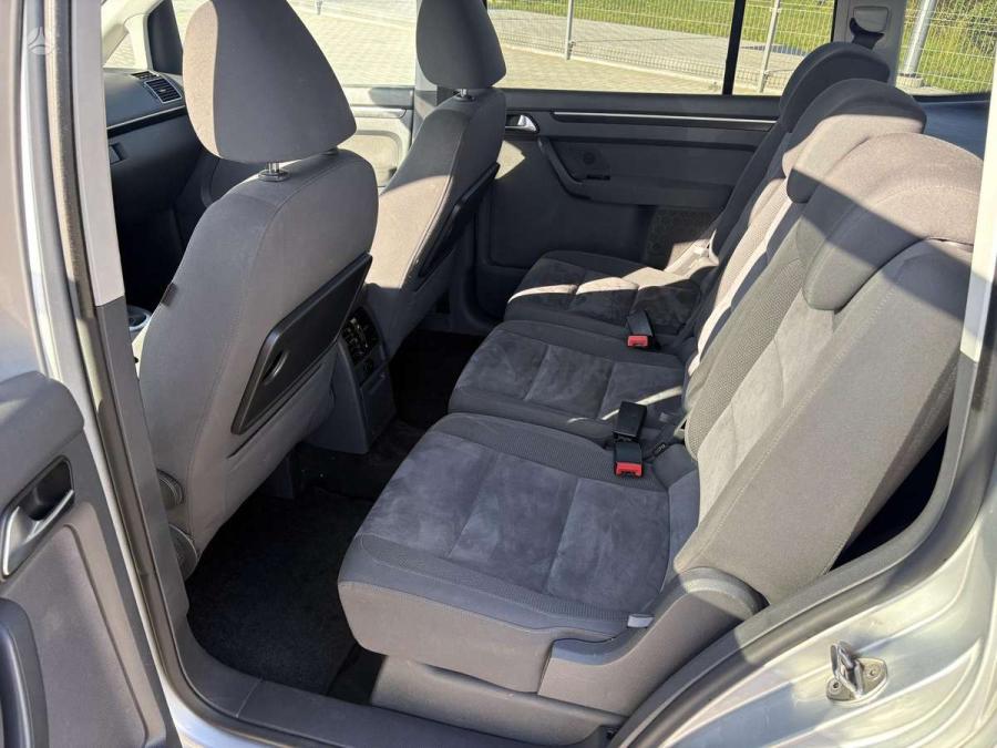 Pelēks Volkswagen Touran 2011 Tauragė, ar dzinēja tilpumu 1.97 L un nobraukumu 293 tūkst. km par 4950 €, foto 21 vietnē AUTOMOTO.COM.LV