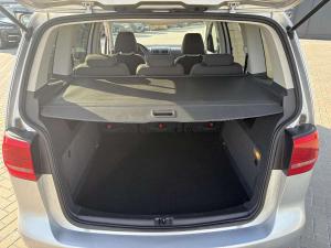 Pelēks Volkswagen Touran 2011 Tauragė, ar dzinēja tilpumu 1.97 L un nobraukumu 293 tūkst. km par 4950 €, foto 22 vietnē AUTOMOTO.COM.LV