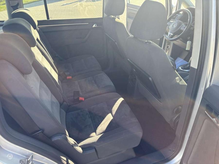 Pelēks Volkswagen Touran 2011 Tauragė, ar dzinēja tilpumu 1.97 L un nobraukumu 293 tūkst. km par 4950 €, foto 23 vietnē AUTOMOTO.COM.LV