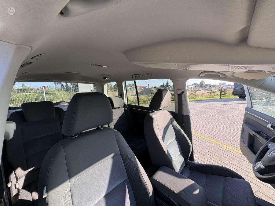 Pelēks Volkswagen Touran 2011 Tauragė, ar dzinēja tilpumu 1.97 L un nobraukumu 293 tūkst. km par 4950 €, foto 25 vietnē AUTOMOTO.COM.LV
