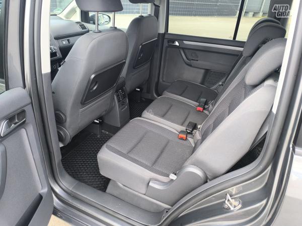 Pelēks Volkswagen Touran 2011 Marijampole, ar dzinēja tilpumu 2.00 L un nobraukumu 107 tūkst. km par 7650 €, foto 7 vietnē AUTOMOTO.COM.LV