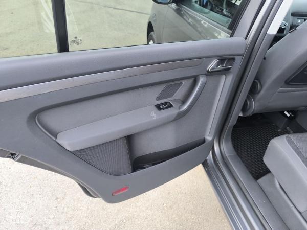 Pelēks Volkswagen Touran 2011 Marijampole, ar dzinēja tilpumu 2.00 L un nobraukumu 107 tūkst. km par 7650 €, foto 8 vietnē AUTOMOTO.COM.LV
