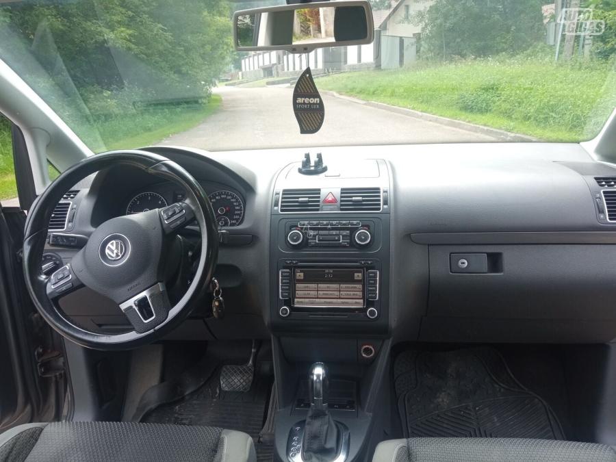 Grey Volkswagen Touran 2011 in Vilnius, with an engine capacity of 1.60 L and mileage of 310 thousand km for 4690 €, photo 18 on AUTOMOTO.COM.LV