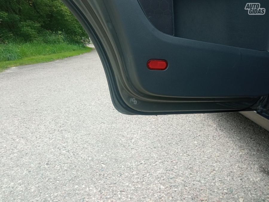 Grey Volkswagen Touran 2011 in Vilnius, with an engine capacity of 1.60 L and mileage of 310 thousand km for 4690 €, photo 22 on AUTOMOTO.COM.LV