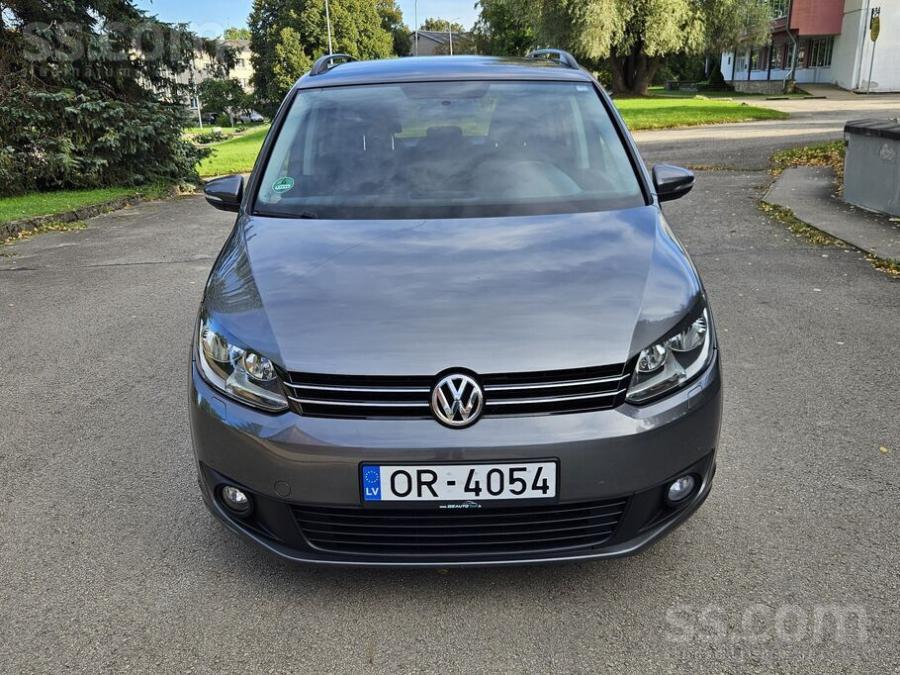 Grey Volkswagen Touran 2011 in Jekabpils, with an engine capacity of 1.60 L and mileage of 280 thousand km for 6490 €, photo 4 on AUTOMOTO.COM.LV