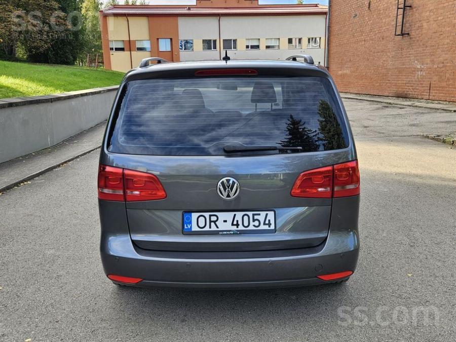 Grey Volkswagen Touran 2011 in Jekabpils, with an engine capacity of 1.60 L and mileage of 280 thousand km for 6490 €, photo 8 on AUTOMOTO.COM.LV