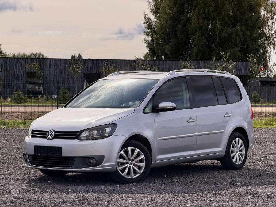 Grey Volkswagen Touran 2011 in Taurage, with an engine capacity of 1.97 L and mileage of 300 thousand km for 5990 €, photo 1 on AUTOMOTO.COM.LV