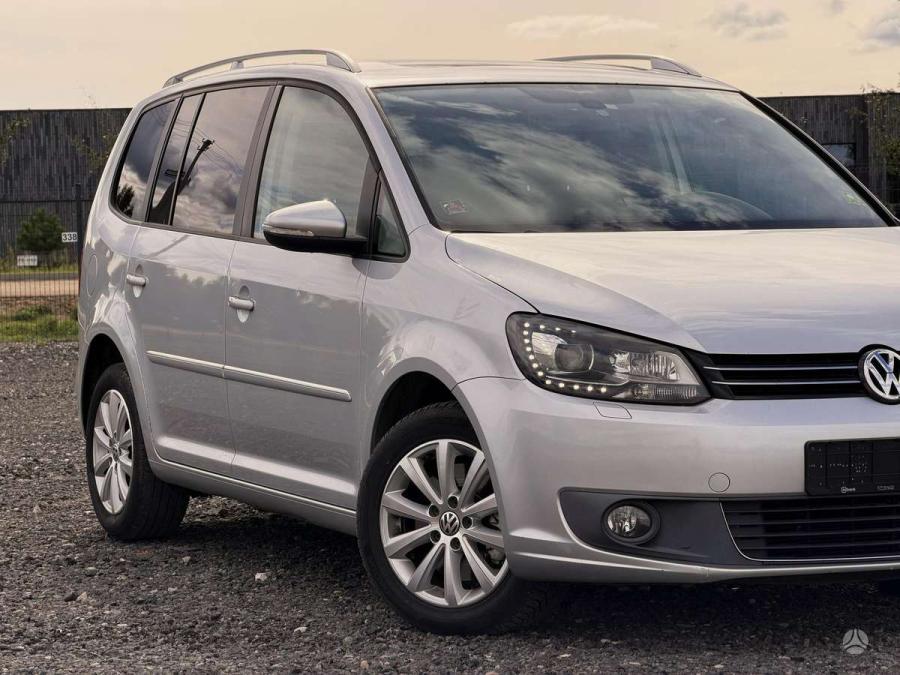 Grey Volkswagen Touran 2011 in Taurage, with an engine capacity of 1.97 L and mileage of 300 thousand km for 5990 €, photo 6 on AUTOMOTO.COM.LV