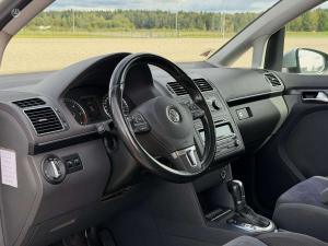 Grey Volkswagen Touran 2011 in Taurage, with an engine capacity of 1.97 L and mileage of 300 thousand km for 5990 €, photo 11 on AUTOMOTO.COM.LV