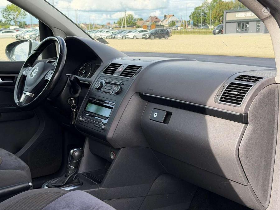 Grey Volkswagen Touran 2011 in Taurage, with an engine capacity of 1.97 L and mileage of 300 thousand km for 5990 €, photo 12 on AUTOMOTO.COM.LV