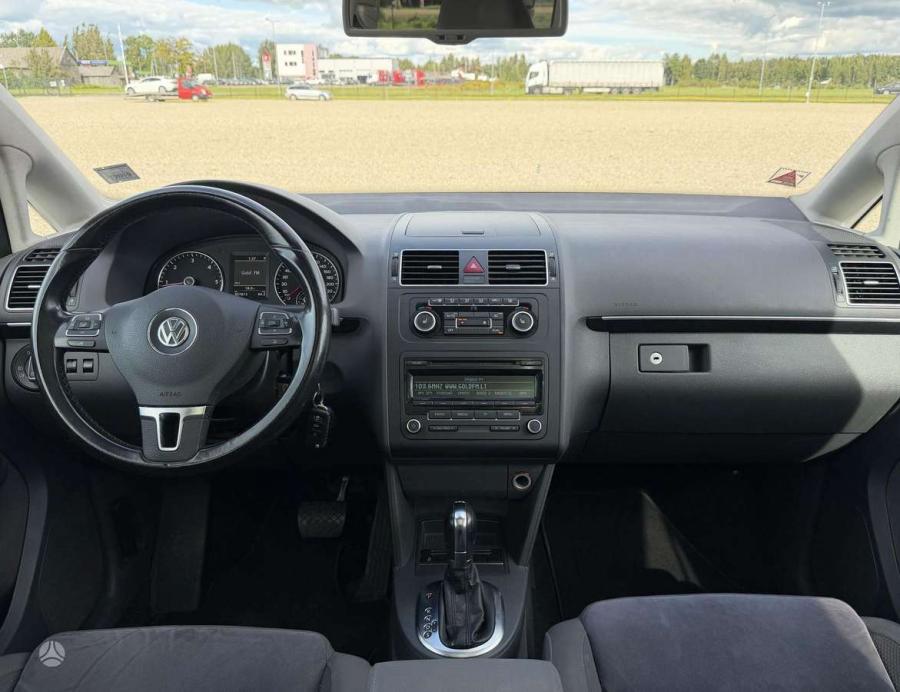 Grey Volkswagen Touran 2011 in Taurage, with an engine capacity of 1.97 L and mileage of 300 thousand km for 5990 €, photo 13 on AUTOMOTO.COM.LV