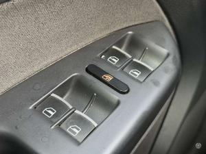 Grey Volkswagen Touran 2011 in Taurage, with an engine capacity of 1.97 L and mileage of 300 thousand km for 5990 €, photo 20 on AUTOMOTO.COM.LV