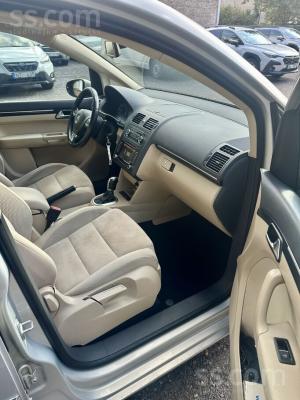 Pelēks Volkswagen Touran 2011 Rīga, ar dzinēja tilpumu 2.00 L un nobraukumu 325 tūkst. km par 6500 €, foto 6 vietnē AUTOMOTO.COM.LV