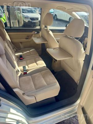 Pelēks Volkswagen Touran 2011 Rīga, ar dzinēja tilpumu 2.00 L un nobraukumu 325 tūkst. km par 6500 €, foto 7 vietnē AUTOMOTO.COM.LV