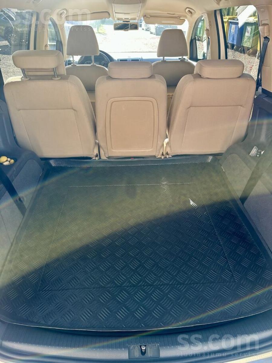 Pelēks Volkswagen Touran 2011 Rīga, ar dzinēja tilpumu 2.00 L un nobraukumu 325 tūkst. km par 6500 €, foto 8 vietnē AUTOMOTO.COM.LV