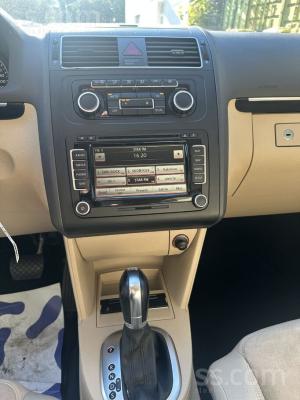 Pelēks Volkswagen Touran 2011 Rīga, ar dzinēja tilpumu 2.00 L un nobraukumu 325 tūkst. km par 6500 €, foto 11 vietnē AUTOMOTO.COM.LV