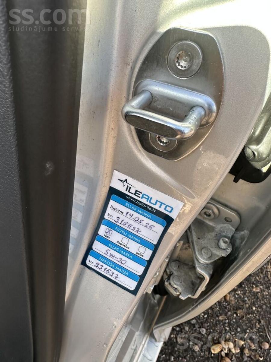Pelēks Volkswagen Touran 2011 Rīga, ar dzinēja tilpumu 2.00 L un nobraukumu 325 tūkst. km par 6500 €, foto 13 vietnē AUTOMOTO.COM.LV
