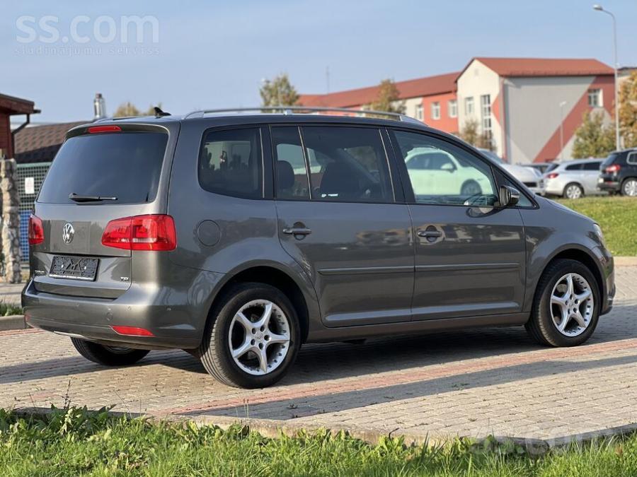 Grey Volkswagen Touran 2011 in Cesis, with an engine capacity of 1.40 L and mileage of 149 thousand km for 6950 €, photo 4 on AUTOMOTO.COM.LV