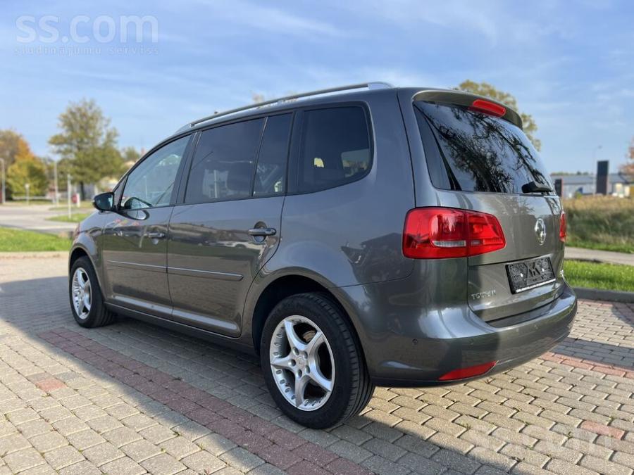 Grey Volkswagen Touran 2011 in Cesis, with an engine capacity of 1.40 L and mileage of 149 thousand km for 6950 €, photo 6 on AUTOMOTO.COM.LV