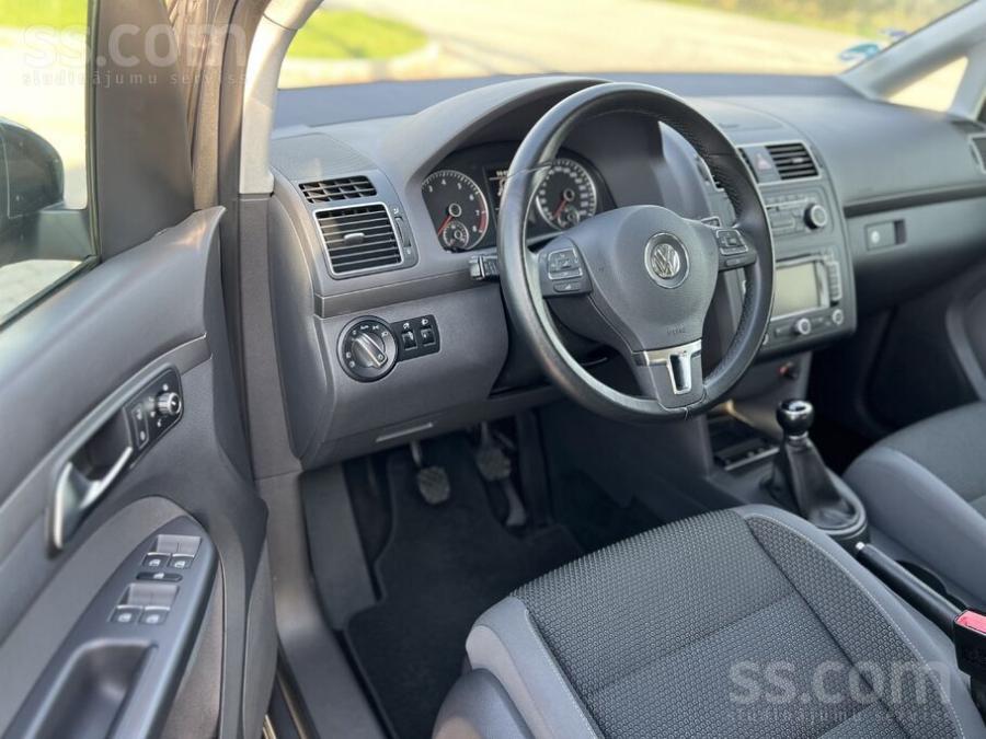 Grey Volkswagen Touran 2011 in Cesis, with an engine capacity of 1.40 L and mileage of 149 thousand km for 6950 €, photo 10 on AUTOMOTO.COM.LV