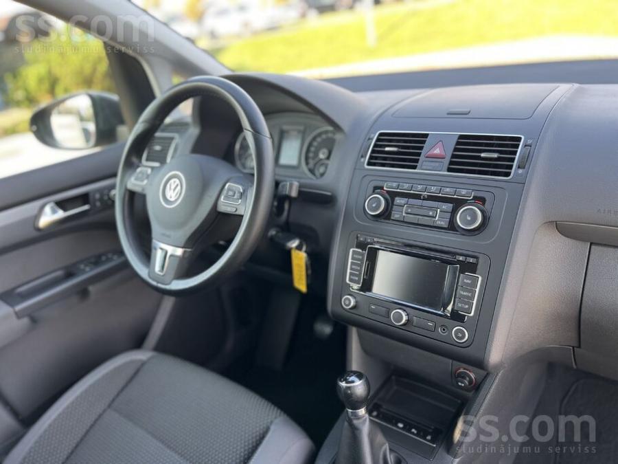 Grey Volkswagen Touran 2011 in Cesis, with an engine capacity of 1.40 L and mileage of 149 thousand km for 6950 €, photo 13 on AUTOMOTO.COM.LV