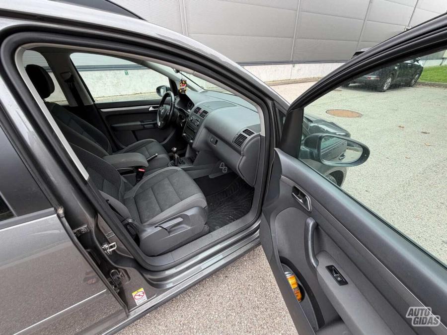Pelēks Volkswagen Touran 2011 Kauņa, ar dzinēja tilpumu 2.00 L un nobraukumu 285 tūkst. km par 3400 €, foto 12 vietnē AUTOMOTO.COM.LV