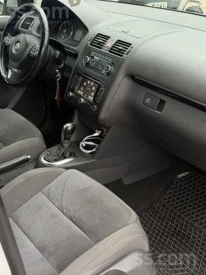 Grey Volkswagen Touran 2011 in Riga, with an engine capacity of 2.00 L and mileage of 408 thousand km for 3980 €, photo 9 on AUTOMOTO.COM.LV