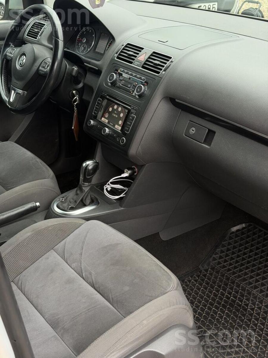 Grey Volkswagen Touran 2011 in Riga, with an engine capacity of 2.00 L and mileage of 408 thousand km for 3980 €, photo 9 on AUTOMOTO.COM.LV